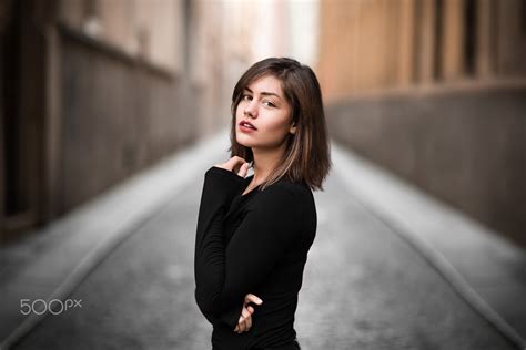 배경 화면 검은 여자들 단색화 모델 초상화 피사계 심도 스트레이트 헤어 긴 머리 뷰어를보고 사진술 드레스 유행 어번 머리 루카 포 시리 아름다움