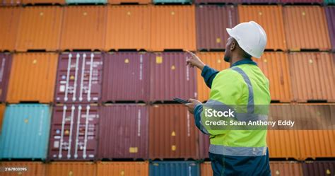 컨테이너 재고 및 태블릿 와 남자 와 물류 또는 공급 체인을 위해 선적장을 가리키고 있습니다 체크리스트 검사 및 배송 수출 또는 수입 관리를 위한 화물 보관을 통한 재고