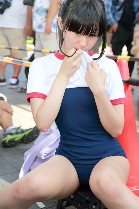 C86夏コミで可愛らしいjkレイヤー眠羽こまりがスク水コスプレでマンスジ食い込み みんくちゃんねる