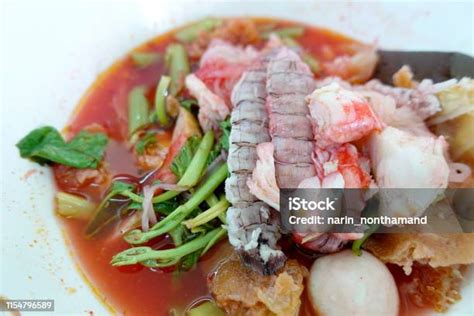 해산물 가재 새우와 함께 매운 매운 국수 국물 테이블 배경에 흰색 그릇에 아시아 매운 해산물 국수 수프 태국 스타일의 국수와 태국의 거리 음식 갈색에 대한 스톡 사진 및