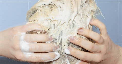 욕조에서 머리를 감는 사람 사진 Unsplash의 샴푸 이미지