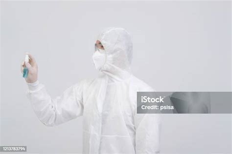 바이러스 박테리아를 살균하기위한 생물학적 보호 유니폼 정장 의류 마스크 손 소독제 디스펜서 장갑을 착용하는 남자 과학자 건강관리와 의술에 대한 스톡 사진 및 기타 이미지
