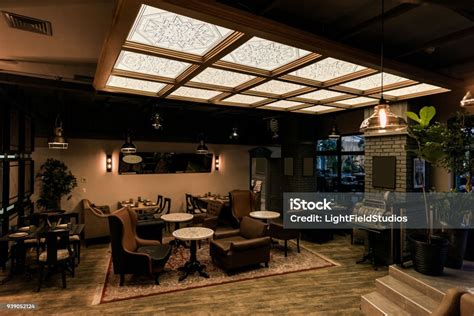 방문자에 대 한 준비 테이블 및의 자 세련 된 빈 카페의 보기 0명에 대한 스톡 사진 및 기타 이미지 0명 가구 건강