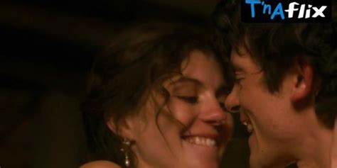 Emily Bader Sexy Scene In My Lady Jane