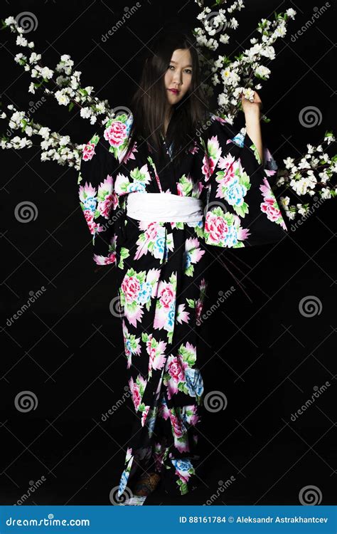 Японская девушка в традиционном японском кимоно Sprigs владениями Ch Стоковое Фото