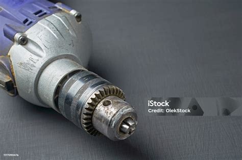 수리 또는 기타 하드 작업을 위해 전기 드릴 이나 천공기 사용 오래 된 더러운 긁힌 작업장에서 어두운 콘크리트 테이블에 거짓말 텍스트를 위한 공간 강철에 대한 스톡 사진 및