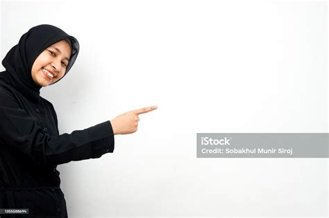 빈 공간을 가리키는 손을 가진 아름다운 젊은 아시아 무슬림 여성 뭔가를 제시 흰색 배경에 고립 20 24세에 대한 스톡 사진 및 기타 이미지 Istock