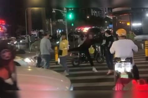 深圳3男子开奔驰闯红灯，撞倒外卖小哥并当街殴打？警方通报详情