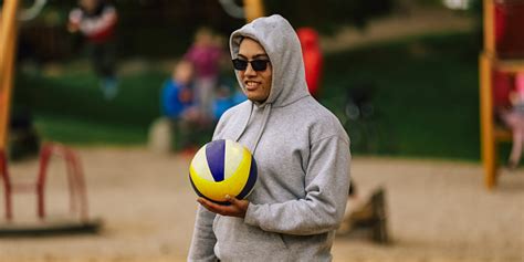 야외에서 비치 발리볼을 하는 남자의 남성 초상화 사람들과 함께하는 라이프 스타일 스포츠 사진 다인종 사람들은 공이 달린 선글라스를 착용합니다 20 24세에 대한 스톡 사진