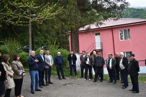 ხელვაჩაურის მერის მოადგილე და აჭარის კულტურის მინისტრი სოფელ კირნათის მოსახლეობას შეხვდნენ