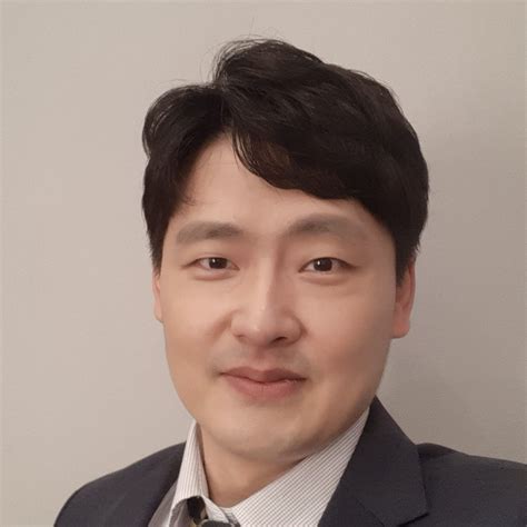 명환 누군가 아주 좋다고 하고 누군가는 쓸데 없는 이야기라 하기 딱 좋은 책이다 이제는 이것도 하나의 종교 같다는 생각도 든다 왓칭 바라보는 것만으로 많은 부분이