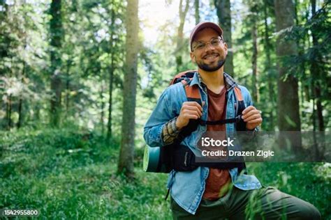 행복한 배낭 여행자는 숲에서 하이킹을하고 카메라를보고 있습니다 관광객에 대한 스톡 사진 및 기타 이미지 관광객 남성 남자 Istock