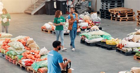 사람들 자원 봉사 및 기부를 위한 창고 식품 재고 또는 자선 단체를 위한 재고 관리를 돕습니다 직원 식료품 포장 및 체크리스트 복지를 위한 공급망 및 지역사회 유통 20