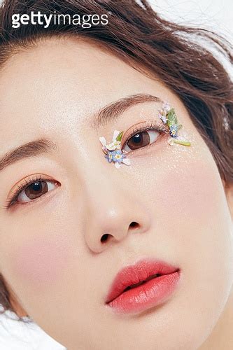 의료성형뷰티 한국인 얼굴 사람머리 클로즈업 아름다움 미녀 사람피부 꽃 프레시 순수 색조화장 깨끗함 이미지 Jv11987213 게티이미지뱅크