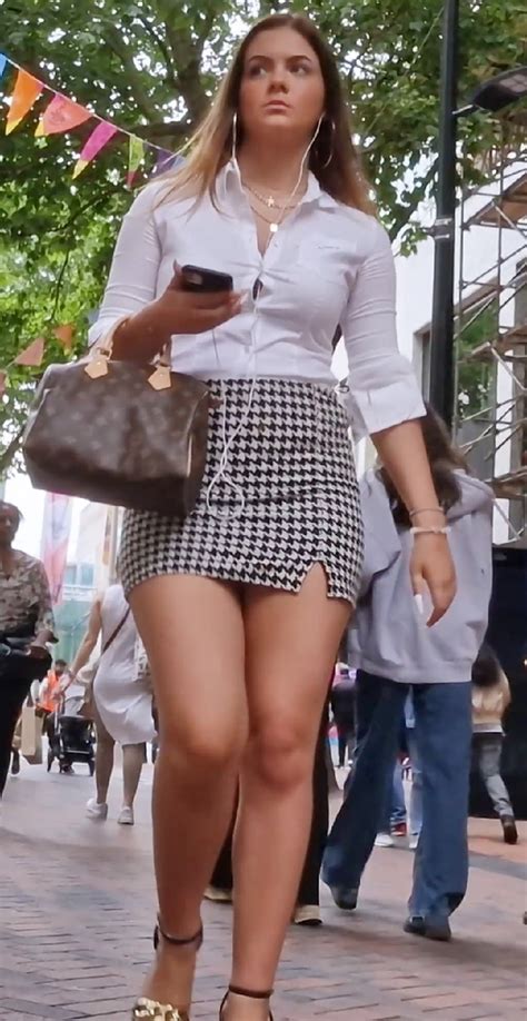 Sexi Mujer En Mini Falda Tiene Lindas Piernas Mujeres Bellas En La Calle
