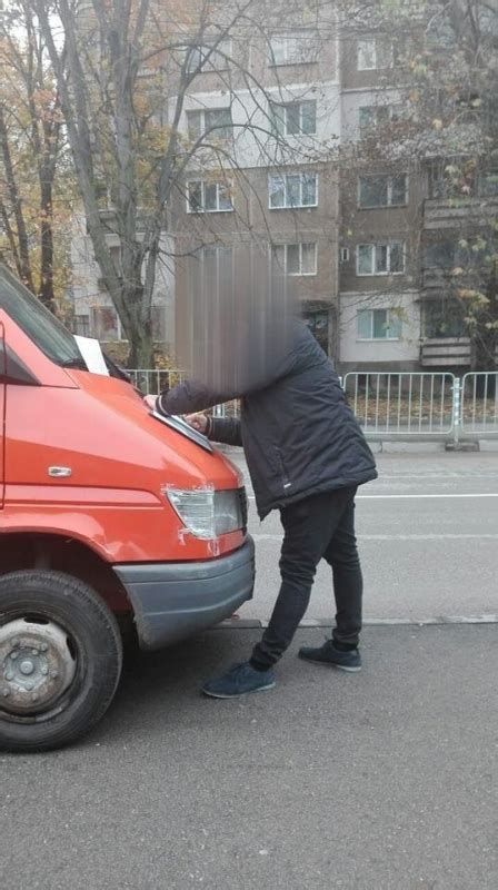 Общинари и полицаи глобиха нагло паркирали шофьори във Враца снимки