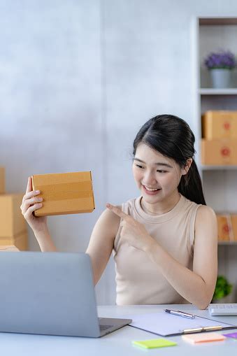 배달 온라인 소포 제품 소매 배송 상점 사람 사이버 공간 기업가 재고 노트북 물류 마케팅 소유자 패키지 서비스 스타트 업 프리랜서 사업가 상점 중소기업 일 직업 일본어 직