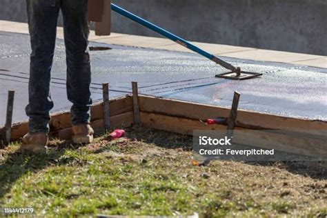 긴 처리 된 Edger 공구를 가진 젖은 시멘트를 반반 하 게 하는 건설 노동자 건설 산업에 대한 스톡 사진 및 기타 이미지 건설 산업 건설 현장 건설업자 Istock