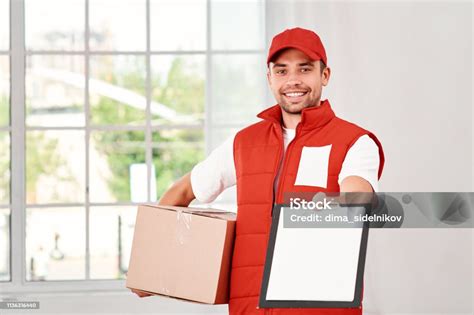오른쪽으로 최선을 다하고 있습니다 실내 소포 상자와 함께 서 있는 행복 한 젊은 배달 남자의 이미지 남성에 대한 스톡 사진 및 기타 이미지 Istock