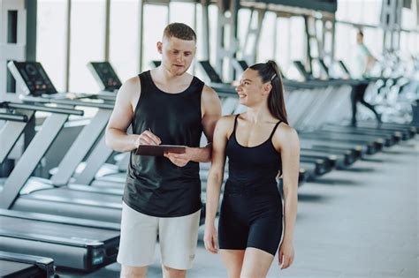 Premium Photo Dialogue And Assistance Personal Trainer Explains