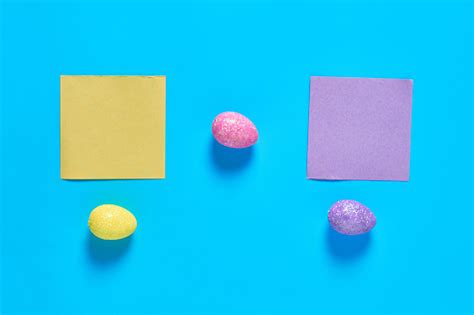 빈 사각형 종이 스티커 근처 반짝이 세 다채로운 계란부엌에 파란색 책상에 놓여있다 부활절 개념입니다 텍스트의 공백입니다 맨 위 보기 3가지 개체에 대한 스톡 사진 및 기타