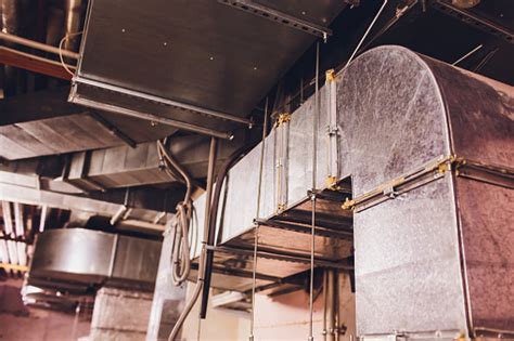 엔지니어링 네트워크의 누워 환기 파이프 건물의 에어컨 파이프 설치 기술 바닥 케이블 네트워크의 유지 보수 건설 산업에 대한 스톡 사진 및 기타 이미지 Istock