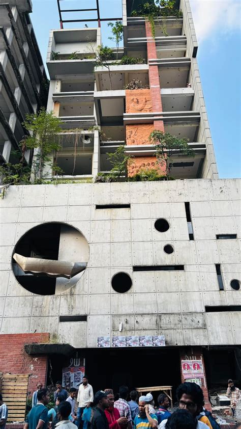 ছায়া মানব গুলিস্তানে গিয়ে প্রকৃতির ডাকে সাড়া দেওয়ার