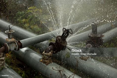 파이프 라인 사고 끓는 물이 파이프에서 쏟아집니다 보일러실 비상 관 튜브에 대한 스톡 사진 및 기타 이미지 관 튜브 깨짐 녹슨 Istock