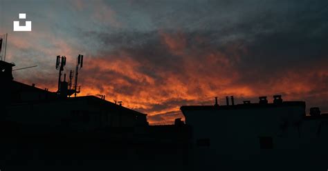 약간의 구름이있는 빨간색과 파란색 하늘 사진 Unsplash의 무료 하늘 이미지