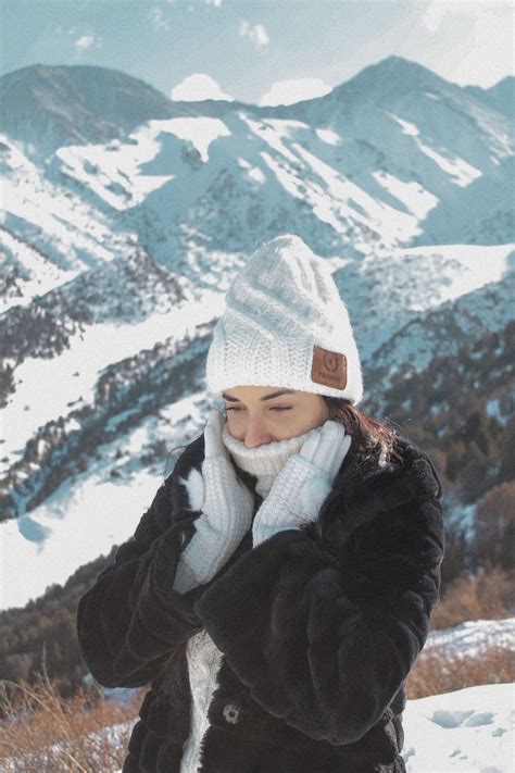 Зимние горы Снег в горах Девушка на фоне зимний гор В белой шапке