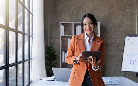 사무실 책상 세금 보고서 회계 통계 및 분석 연구 개념에서 수학 금융을 하기 위해 계산기와 노트북 및 태블릿을 사용하는 아시아 비즈니스 여성 개념에 대한 스톡 사진 및 기타
