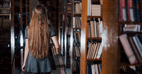 뒷모습 여학생은 책으로 가득 찬 도서관에 있습니다 교육의 개념 사진 Unsplash의 우크라이나 이미지