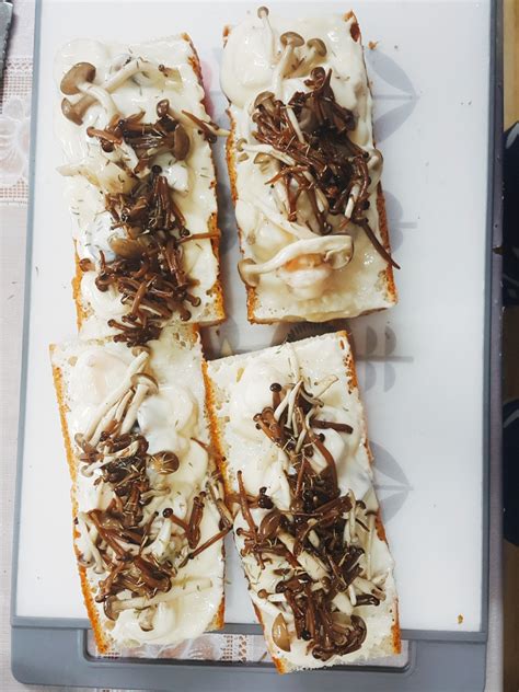 베샤멜소스를 곁들인 빵 위에 새우 요리