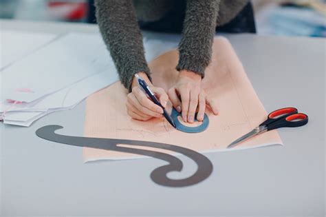 의류 공장에서 패턴과 템플릿을 가진 젊은 아름다운 재봉사 커터 의류 디자이너 공예에 대한 스톡 사진 및 기타 이미지 공예