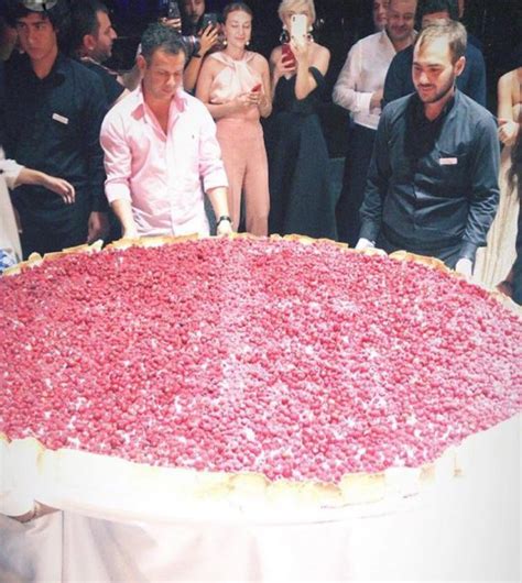 როგორ გამოიყურებოდნენ სტუმრები ანუკი არეშიძის და კახი კალაძის ქორწილში