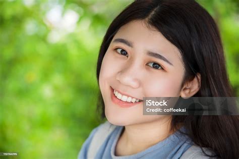 귀여운 아시아 건강 한 통 통하게 살 찐 십 대 소녀 미소 Wth 아름 다운 흐림 녹색 자연 배경 여자에 대한 스톡 사진 및 기타 이미지 Istock