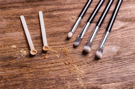 얼굴용 미네랄 파우더와 카피 공간이 있는 나무 배경의 파우더 및 바이지용 브러쉬 친환경 및 유기농 화장품 0명에 대한 스톡 사진 및 기타 이미지 Istock