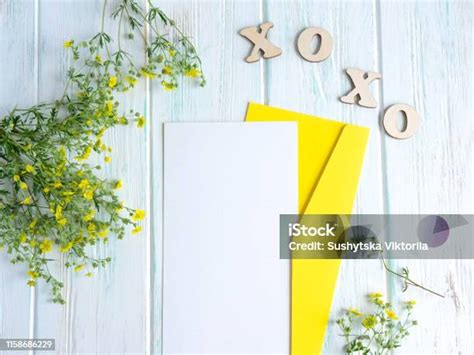 흰색의 자연 꽃어두운 나무 배경에 빈 종이와 봉투를 조롱 공백 텍스트프레임 꽃 인사말 카드 디자인입니다 나무 배경에 꽃입니다 0명에 대한 스톡 사진 및 기타 이미지 Istock