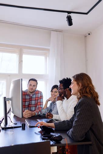 사무실의 인체공학적 스탠딩 데스크에서 일하는 4명의 동료 인체공학에 대한 스톡 사진 및 기타 이미지 인체공학 비즈니스 계획 Istock
