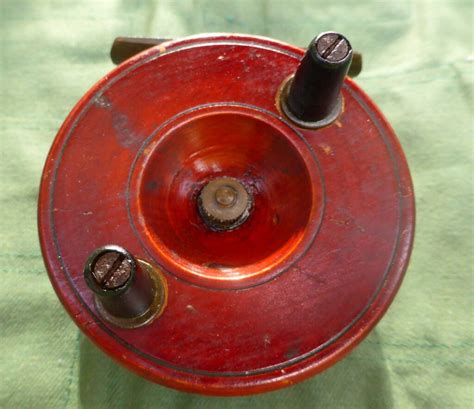 Kryptische Zeichen unter dem Rollenfuß FISCH FANG