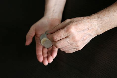 노인 여성은 동전을 계산 금속 돈 클로즈업과 주름 여성 손 1 센트에 대한 스톡 사진 및 기타 이미지 1 센트 가격 개념 Istock