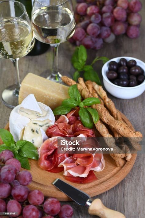 안티 파소 말린 햄 곰팡이가 있는 카망베르 치즈 그리시니 올리브 핑크 포도를 곁들인 파마산 의 와인 세트 스낵 0명에 대한 스톡 사진 및 기타 이미지 Istock