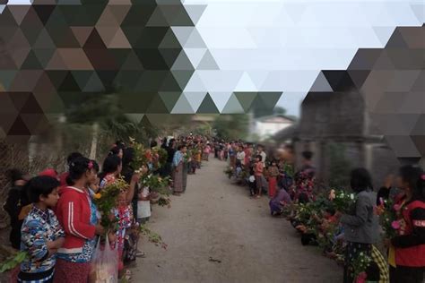 ကနီ ချင်းတွင်း တိုက်ပွဲမှ ပြန်လာသည့် Pdf တပ်ဖွဲ့ဝင်များကို ထောင်ချီသော ပြည်သူများက အောင်သပြေပန