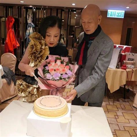 与汪明荃结婚13年！罗家英送花送蛋糕庆祝，感情好甜蜜lisa婚姻平台