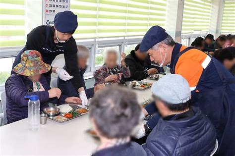 오늘은 유니폼 대신 앞치마포항스틸러스 선수들 급식봉사
