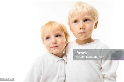 금발과 공정한 빨간 머리 미소와 두 개의 작은 백인 형제 흰색 배경에 고립 된 초상화 2명에 대한 스톡 사진 및 기타 이미지 2명 가족 귀여운 Istock