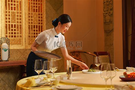 热情的酒店服务员上菜高清摄影大图 千库网