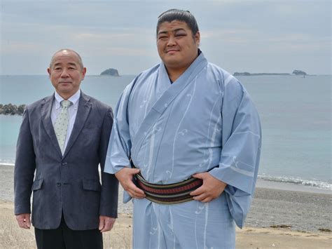 2場所連続十両優勝の志摩ノ海関、志摩の海をバックに地元で握手会 伊勢志摩経済新聞