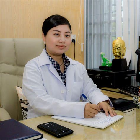 វេជ្ជបណ្ឌិត យូ ម៉ូលីន ឯកទេស សម្ភព និងរោគស្ត្រី សុខក្រម