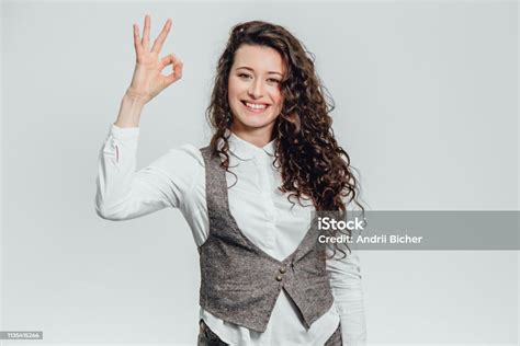 긍정적 인 태도를 표현 하는 자신의 손으로 흰 셔츠를 가진 젊은 남자 갈색 머리에 대한 스톡 사진 및 기타 이미지 갈색 머리 검은색 경영자 Istock